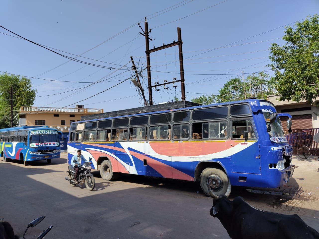 जिले के ग्रामीण इलाके में चल रही खटारा बसें, हादसे को दे रहे न्यौता ...