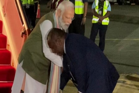 कौन है जेम्स मारापे? जिन्होंने पीएम नरेंद्र मोदी के पैर छूकर लिया ...