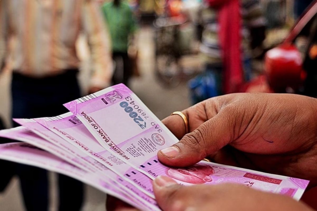 2000 Rupees Note: 2000 का नोट बदलने पहुंचे ग्राहक से उलझा बैंक अधिकारी ...