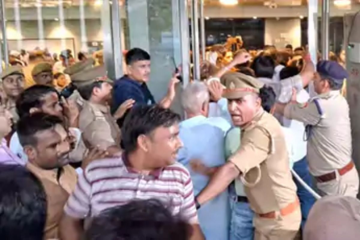Varanasi News: वाराणसी में शपथ लेने पहुंचे मेयर को नहीं पहचान पाई पुलिस ...