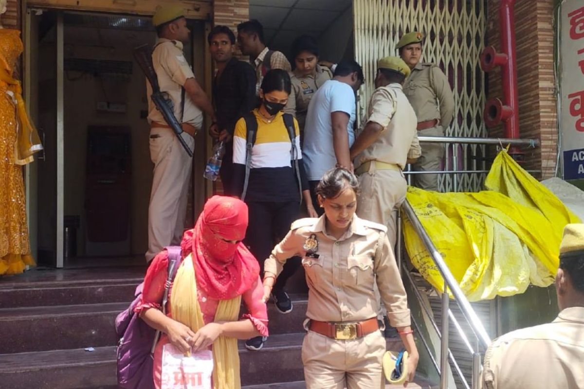 Mau News: मऊ के होटल में चल रहा था जिस्मफरोशी का धंधा, 14 लड़कियों और 16 लड़कों को किया गया ...