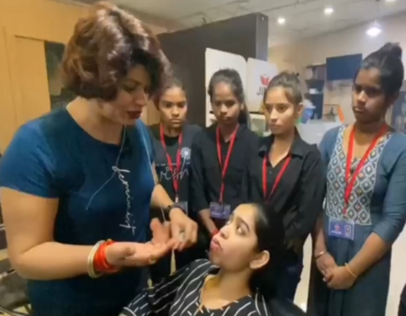 महज 13 साल में अनाथ हो गईं जीनी लड़कियों को फ्री करा रहीं 50 हजार का ...