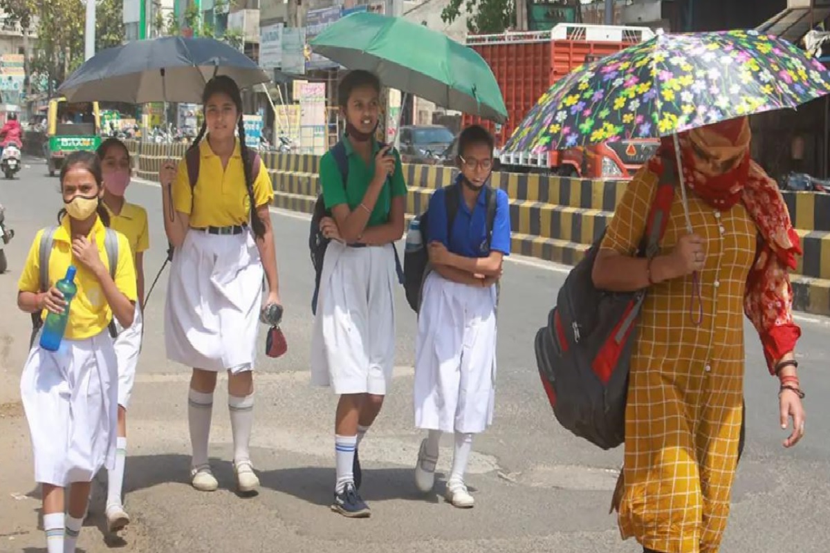भीषण गर्मी से क्लास रूम में बेहोश हो रहे बच्चे, स्कूलों की टाइमिंग में ...