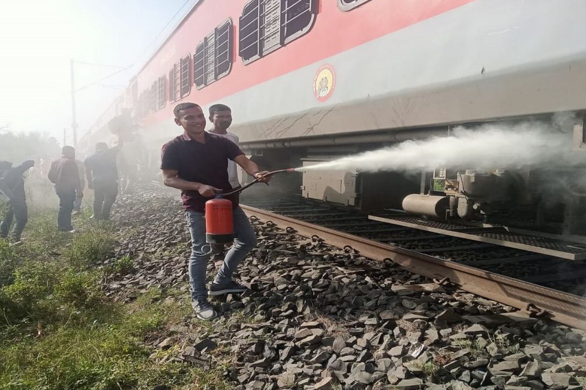 Train Accident: ट्रेन हादसे का खौफ चलती ट्रेन से कूद पड़े यात्री ...