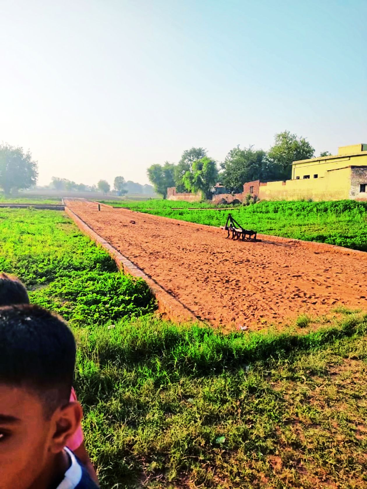 प्लाटिंग के लिए डीलरों ने कृषि भूमि पर मिट्टी डाल बना दी ग्रेवल सडक़ ...