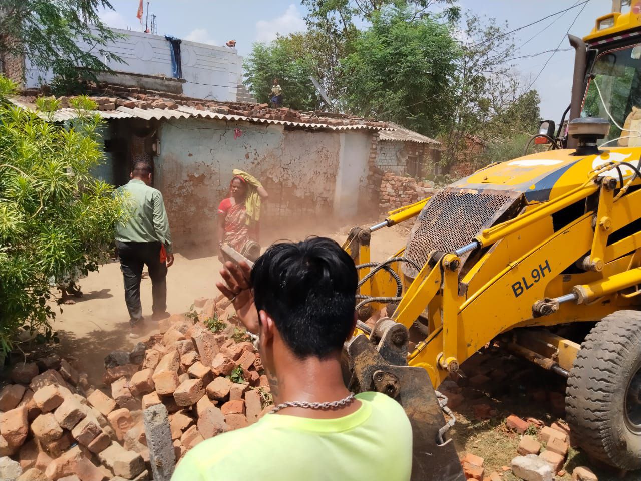 वार्ड नंबर 42 व 43 में सरकार जमीन पर अवैध अतिक्रमण के खिलाफ निगम ने की ...