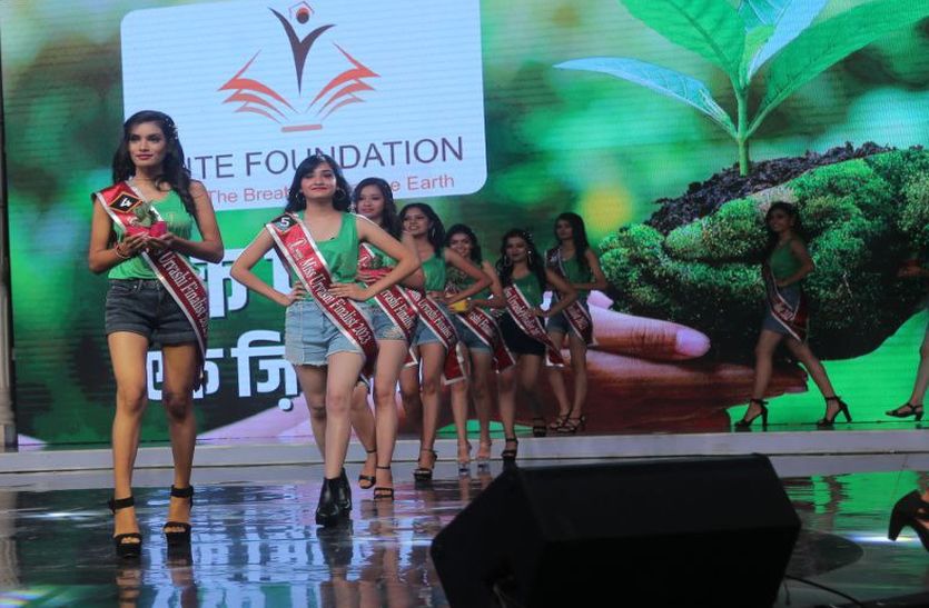 20 शहरों की 30 मॉडल्स ने रैंप पर बिखेरी अदाएं | 30 models from 20 ...