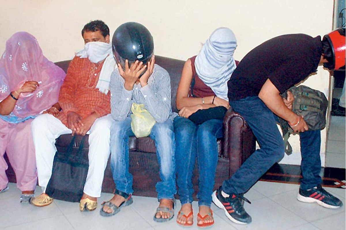 Aligarh News: OYO में चल रहा था जिस्मफरोशी का धंधा, छापेमारी में पकड़े गए आधे दर्जन लोग ...