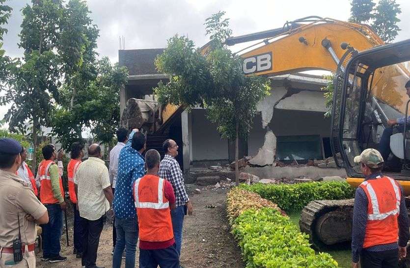 Indore News : जमीन के जालसाज का आलीशान फॉर्म हाउस ध्वस्त | Land ...