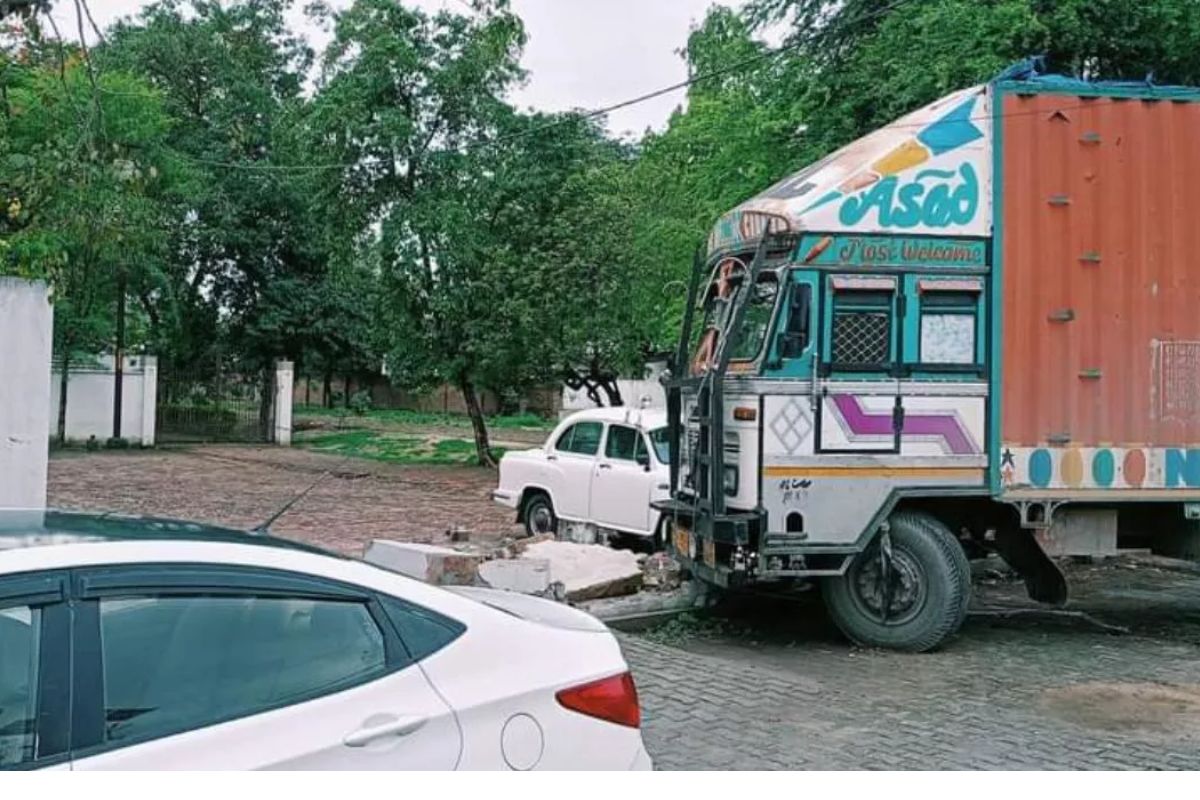 Jitin Prasad News: पीडब्‍ल्यूडी मंत्री जितिन प्रसाद की कोठी में गेट और ...