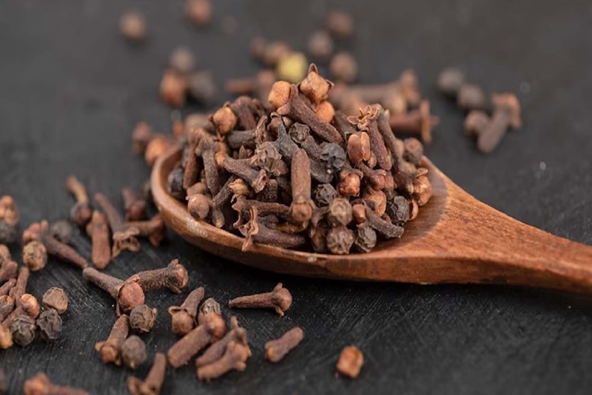 Clove Price: मसालों के दामों ने लगाया महंगाई का तड़का, लौंग 1100 रुपए ...