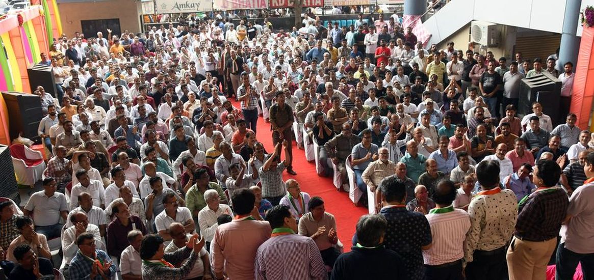 SURAT FOSTTA ELECTION: विजय संकल्प सम्मेलन में उमड़े कपड़ा व्यापारी ...