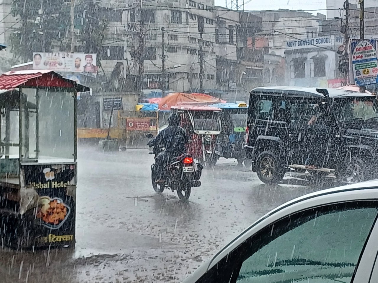 देखें video: दिन में उमस ने किया बेहाल, शाम को हुई बरसात | Patrika News ...