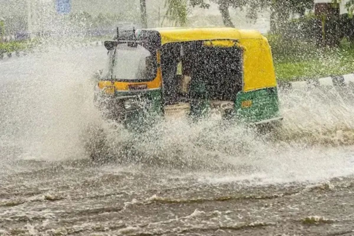 Rain Forecast today: चक्रवाती हवाओं का प्रभाव, यूपी के 44 जिलों में ...