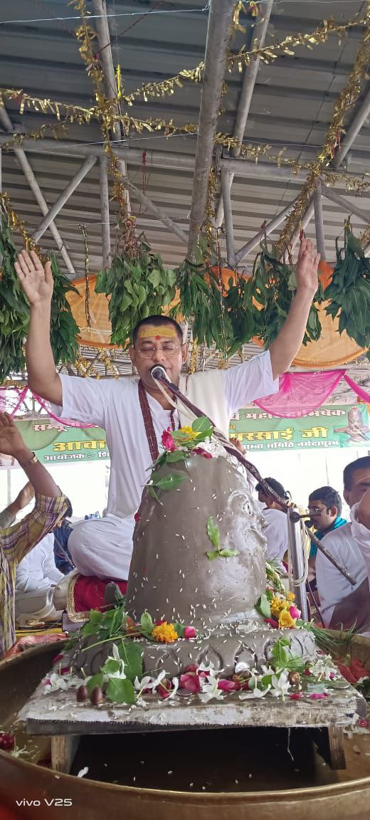 नयाखेड़ा पहुंचे जिपं. सीइओ, बारिश बाद सड़क निर्माण का दिया आश्वासन ...