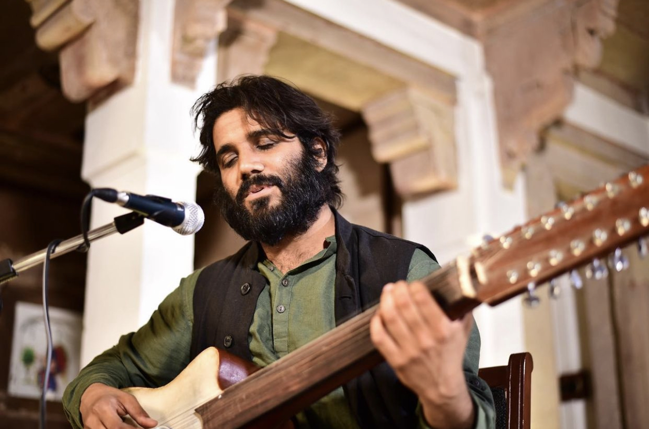 अंग्रेजी न जानने के भेदभाव पर व्यंग्य करता है Kavish का गाना | Kavish's song satires on the ...