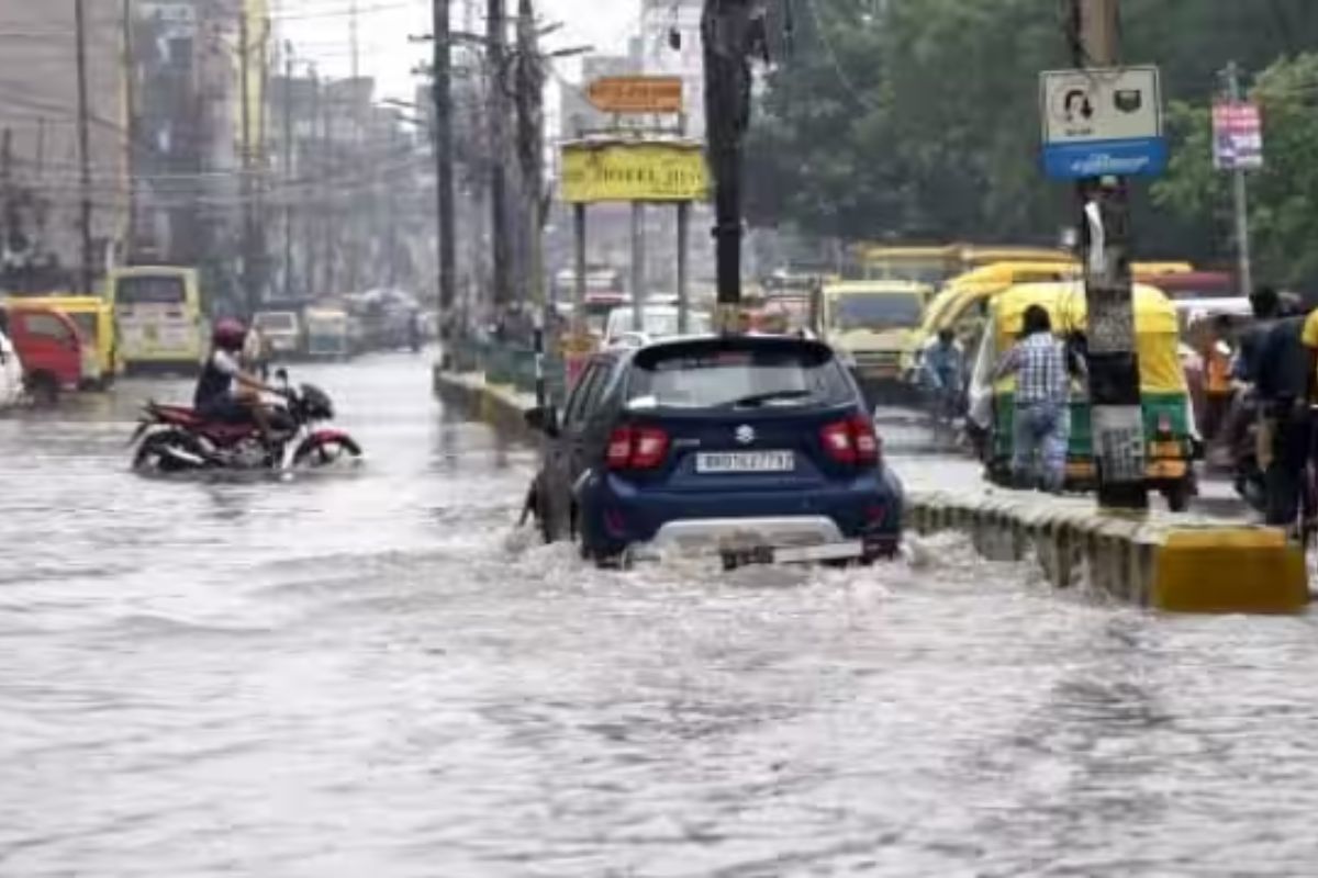 UP Weather Alert: यूपी में भयंकर बारिश का ट्रिपल अलर्ट, पश्चिम में ...