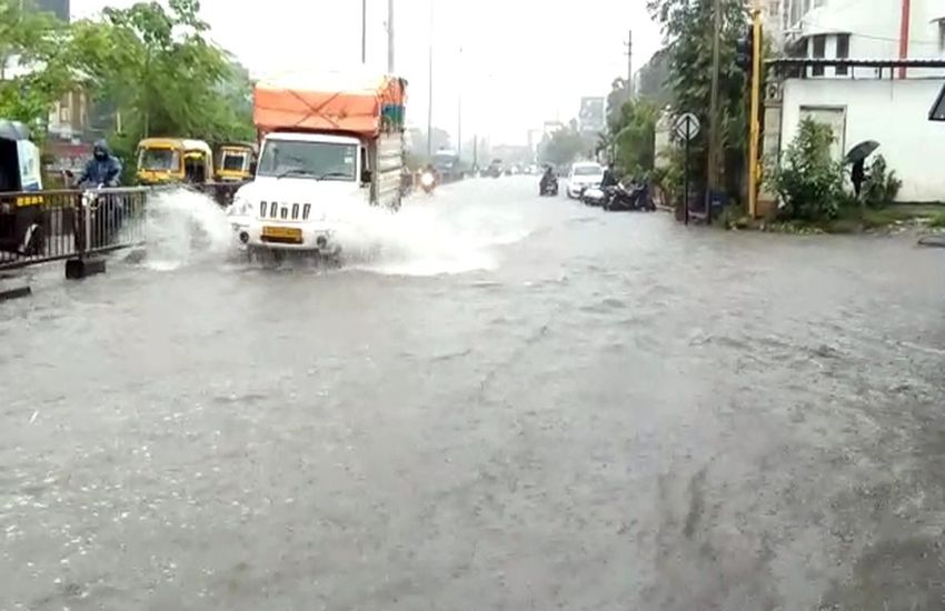 SURAT VIDEO/ सूरत में मूसलाधार, चार घंटे में तीन इंच बारिश से पानी-पानी ...