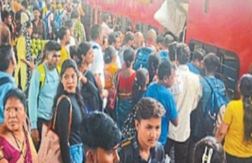 Train Alert : 14 ट्रेन एक साथ कैंसिल, स्टेशन में लगी भारी भीड़, यात्रा से पहले देखें ये सूची ...
