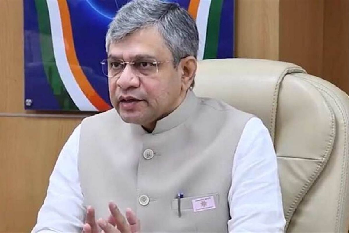 वंदे भारत ट्रेनों पर पथराव से रेलवे को हुआ भारी नुकसान, रेलमंत्री ने ...