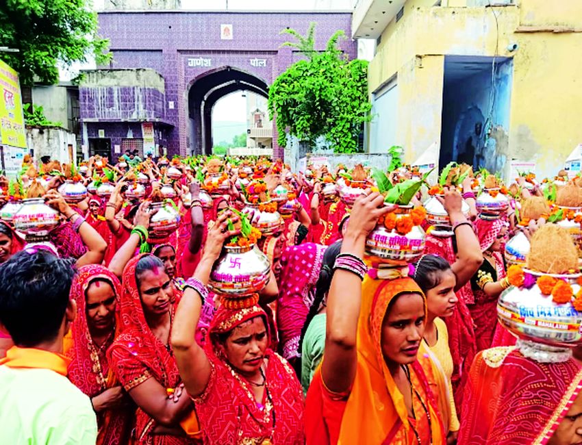 महिलाओं ने रखा सिर पर आस्था का कलश,,,देखें वीडियो | Patrika News