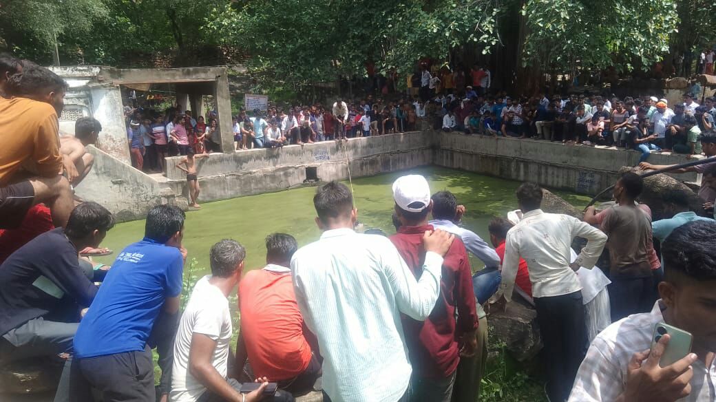 पांचोता कुंड में हादसा, पहले युवक को डूबता देख दूसरा भी कुंड में उतरा ...