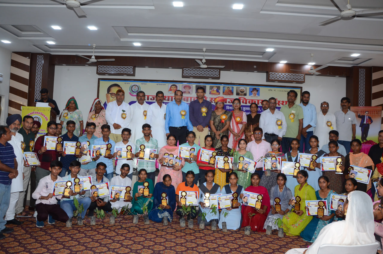 बावरी समाज अब संगठित हो चुका है और शिक्षा सहित हर क्षेत्र में आगे बढ़ ...