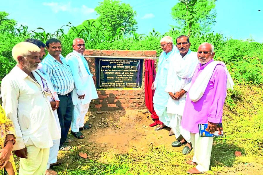 विधायक कर रहा था सडक़ों का शिलान्यास, दो पक्ष आपस में भिड़े …. देखे ...