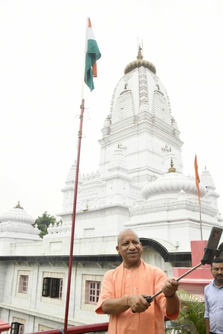 CM Yogi Selfie……. मुख्यमंत्री ने ली तिरंगे के साथ सेल्फी, सोशल मीडिया पर फोटो अपलोड | Patrika ...