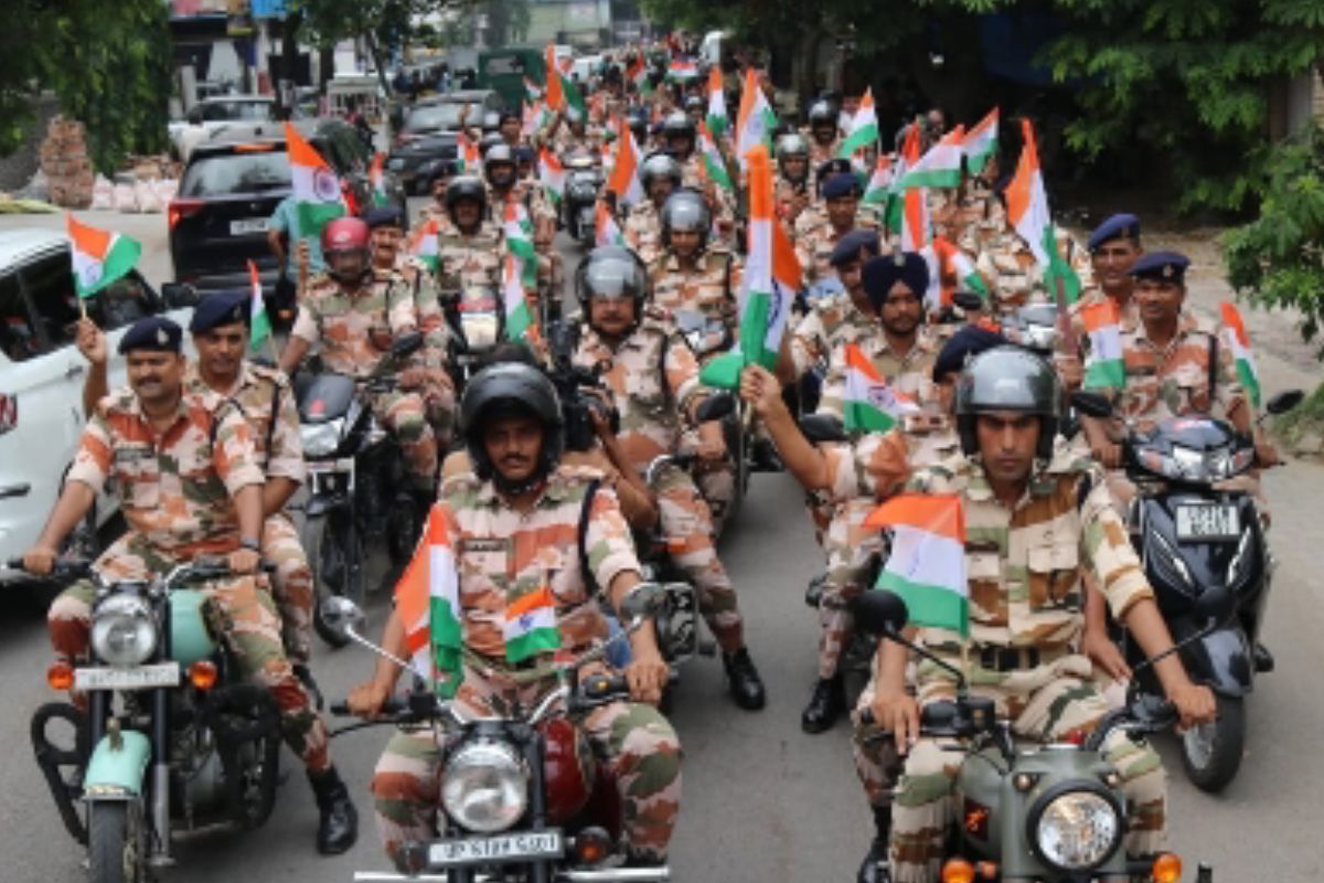ITBP Tiranga Yatra: तिरंगे के रंग से रंगा लखनऊ, ITBP के जवानों ने ...
