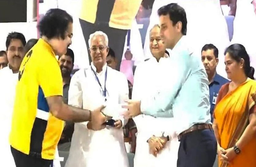 उदयपुर के कलक्टर व सीएमएचओ जयपुर में मुख्यमंत्री से सम्मानित ...