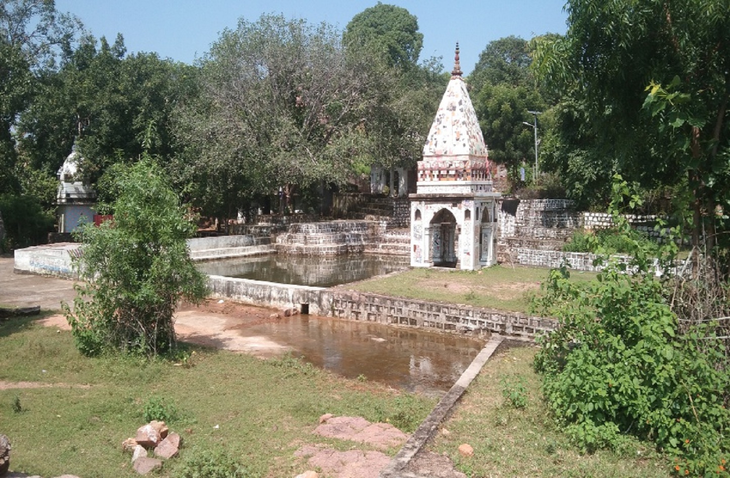 पहाड़ के शिखर में स्थित है पर्यटन व धार्मिक स्थल अवधकुण्ड धाम ...