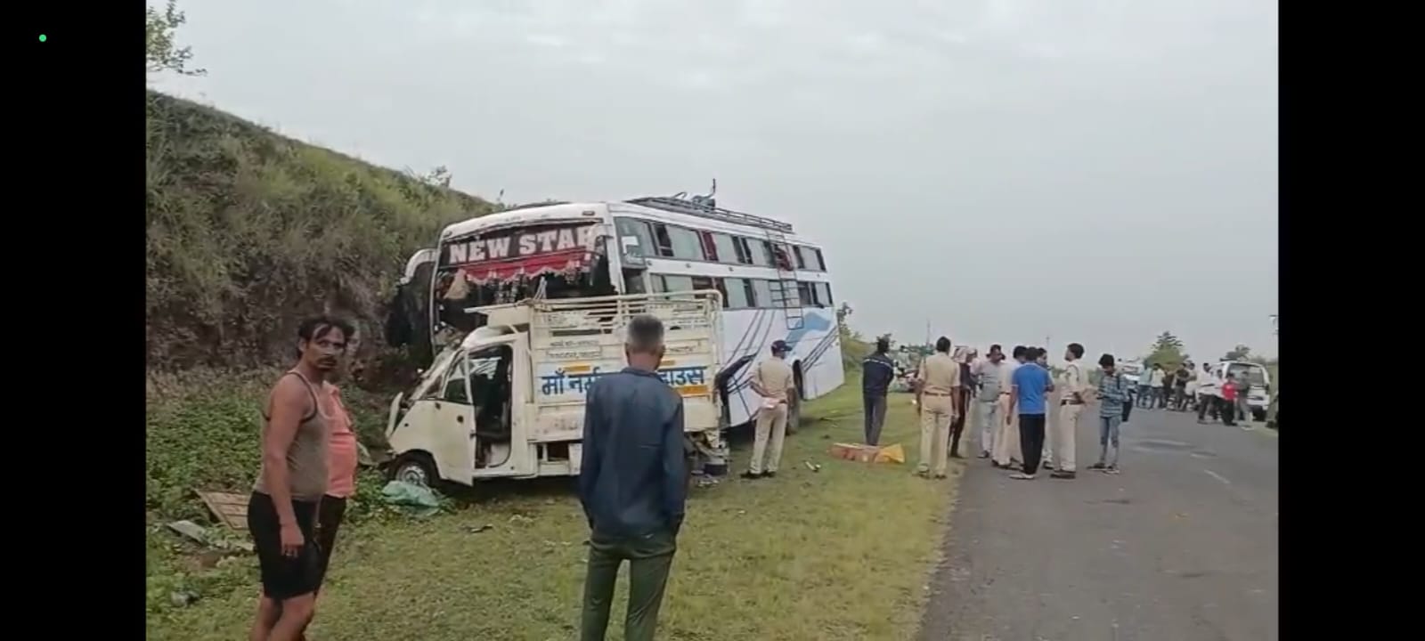 Road accident : मैजिक मालवाहन व बस की टक्कर, तीन लोगों की मौत | Patrika ...