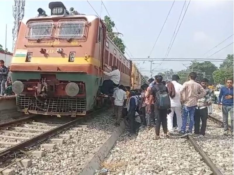 सुसाइड करने के लिए ट्रेन के आगे कूदी युवती, लोको पायलट की सूझबूझ से बची जान | Girl jumped in ...