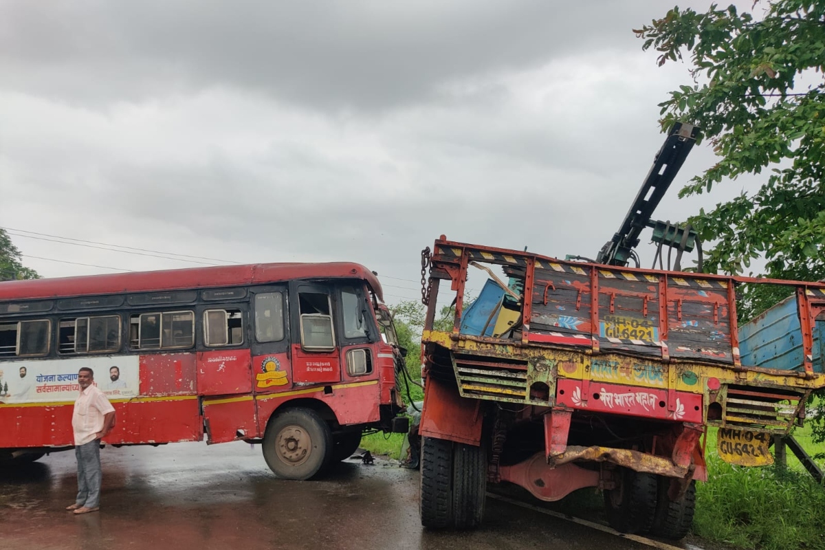 महाराष्ट्र: पालघर में ट्रक और बस के बीच जोरदार टक्कर, 47 छात्रों समेत ...