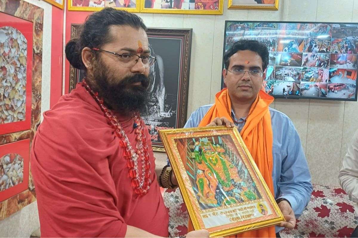 प्रयागराज के नए डीएम नवनीत सिंह चहल ने लेटे हुए हनुमान मंदिर में दर्शन ...