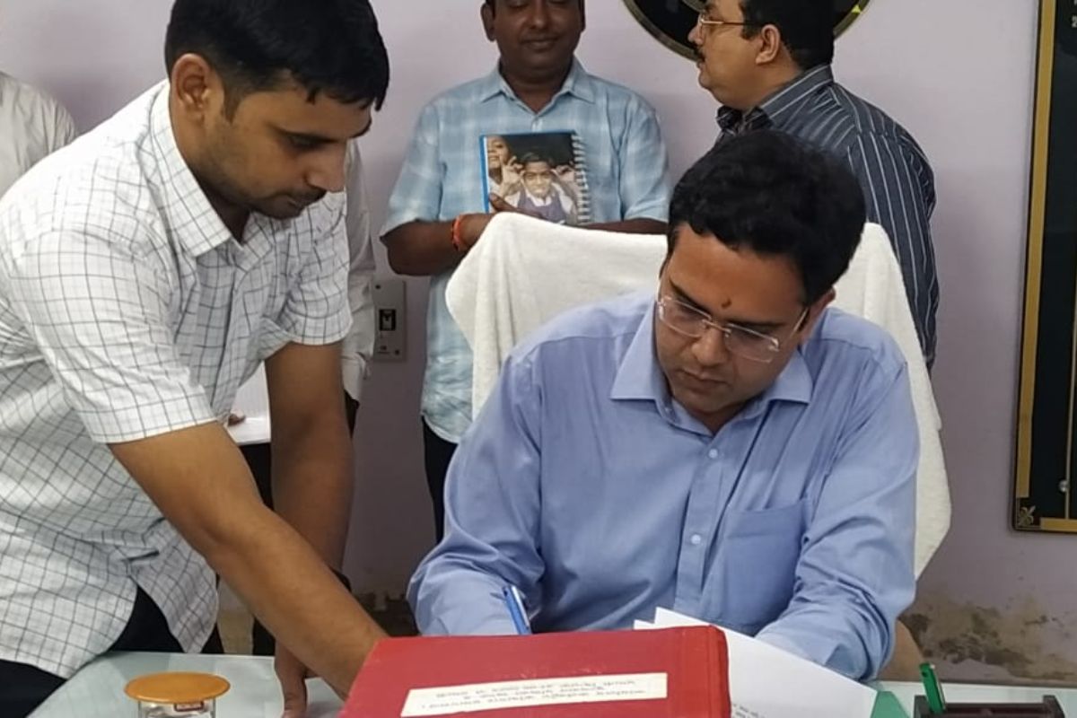 प्रयागराज के नए डीएम नवनीत सिंह चहल ने लेटे हुए हनुमान मंदिर में दर्शन ...