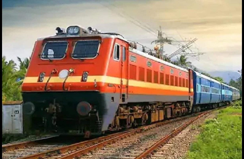 पश्चिम बंगाल के दमदम में पटरी से उतरी लोकल ट्रेन | Train Derailed At ...