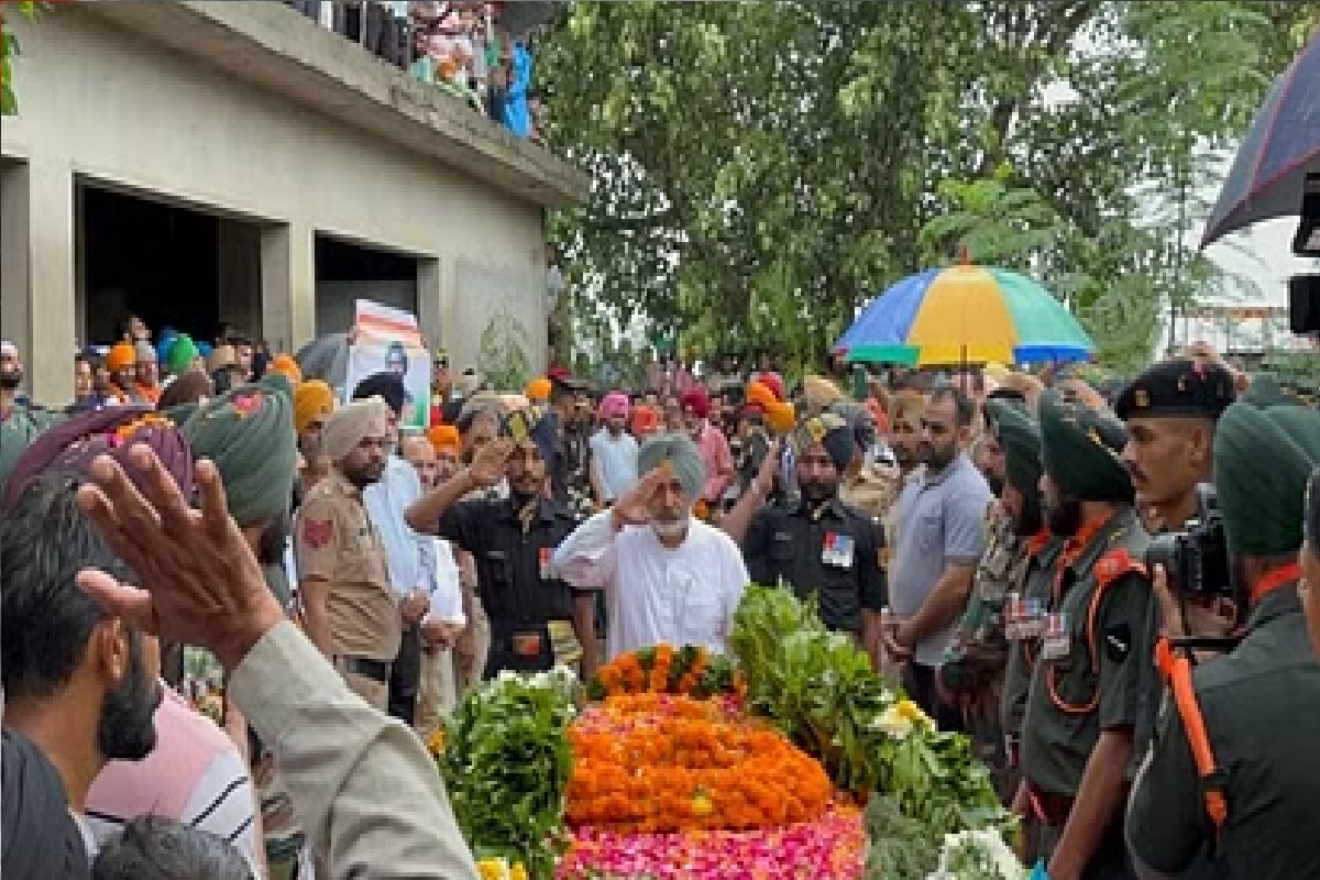 शहीद प्रदीप सिंह के अंतिम संस्कार में उमड़ी भीड़, गर्भवती पत्नी की बात ...