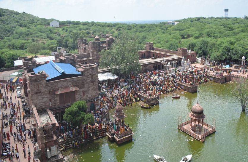 मचकुंड सरोवर में श्रद्धालुओं ने लगाई आस्था की डुबकी, मेले में सैकड़ों ...