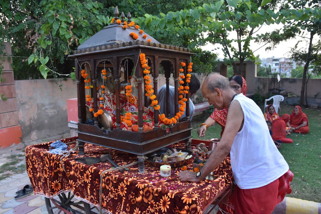 VIDEO…पालकी पर सवार निकले भगवान ने किया स्नान, हुए भजन-कीर्तन | God ...