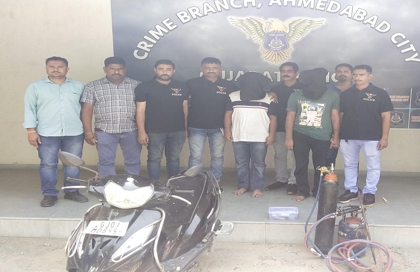 Ahmedabad: एटीएम को गैस कटर से काट कर चोरी करने वाले गिरोह का पर्दाफाश ...