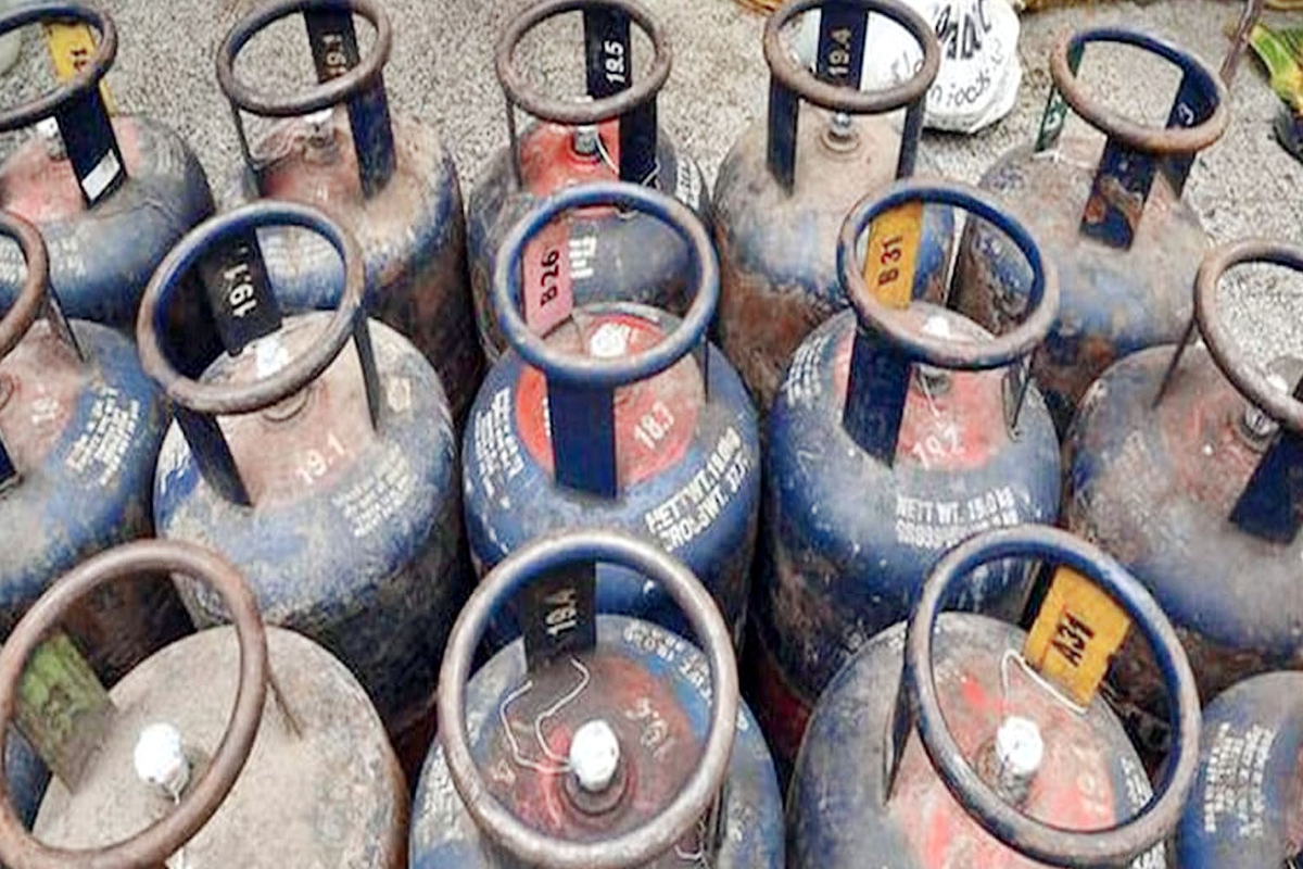 LPG Price Hike: महंगाई का तगड़ा झटका, 209 रुपए महंगा हुआ सिलेंडर | lpg commercial gas cylinders ...
