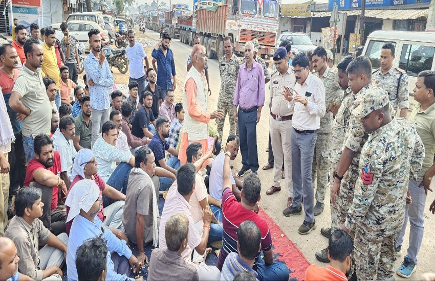 प्रशासन की समझाइश का कोई असर नहीं.. नारायणपुर ट्रक यूनियन संघ ने NH-30 ...