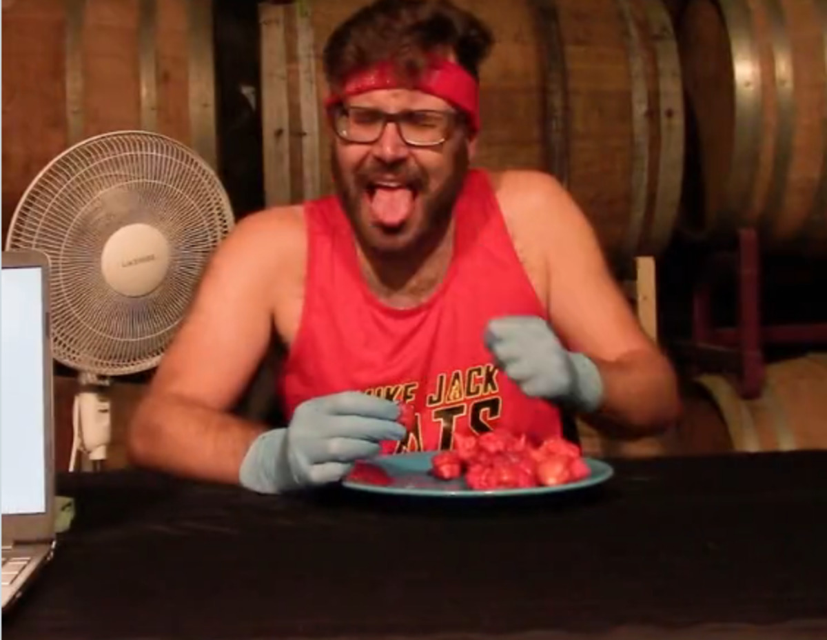 कनाडा के माइक जैक ने बनाया गिनीज़ वर्ल्ड रिकॉर्ड, 6 मिनट 49.20 सेकंड्स में खाई 50 सबसे तीखी ...