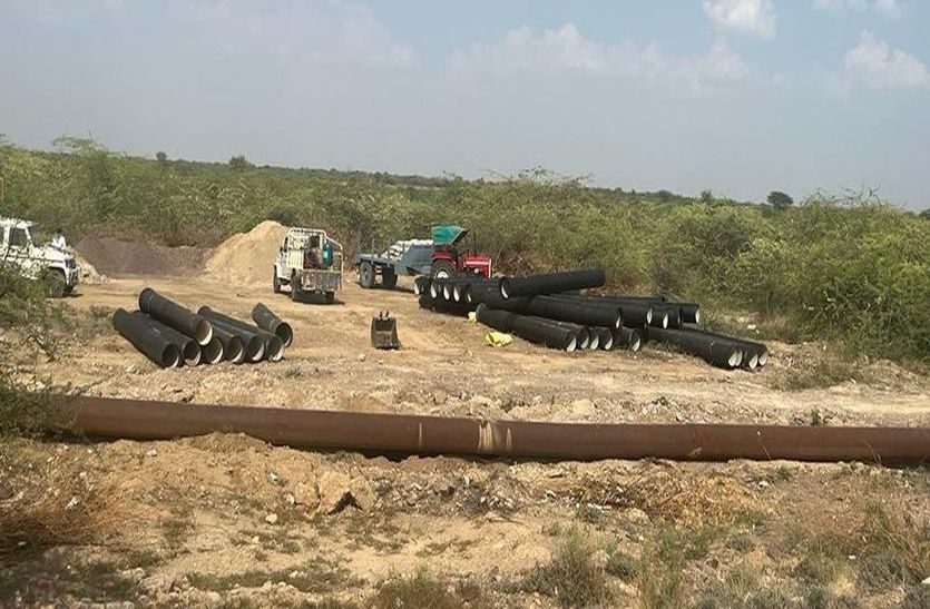 water pipeline: पानी का पता नहीं, बिछा दी पाइप लाइन | 28 km pipeline ...