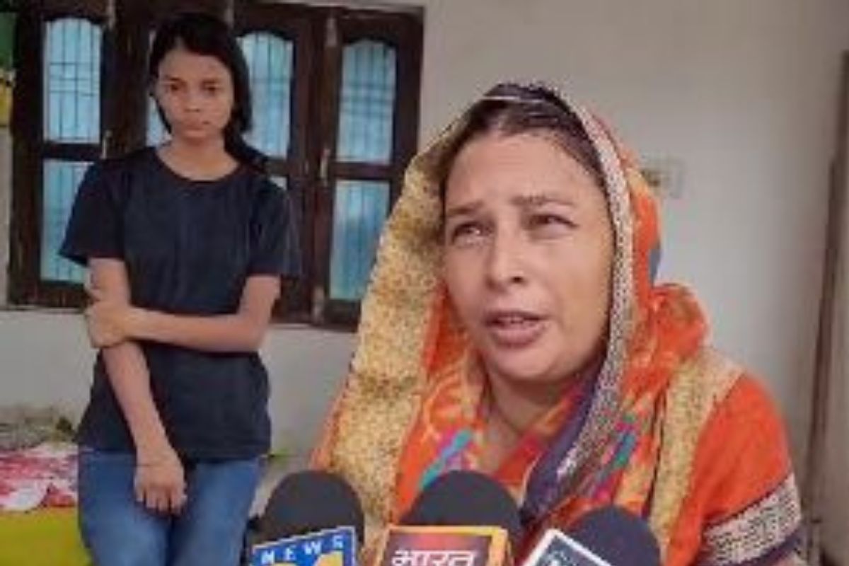 देवरिया हत्याकांड: प्रेमचन्द की पत्नी बोलीं-घर गिरा तो जान दे दूंगी ... देवरिया हत्याकांड: प्रेमचन्द की पत्नी बोलीं-घर गिरा तो जान दे दूंगी ...