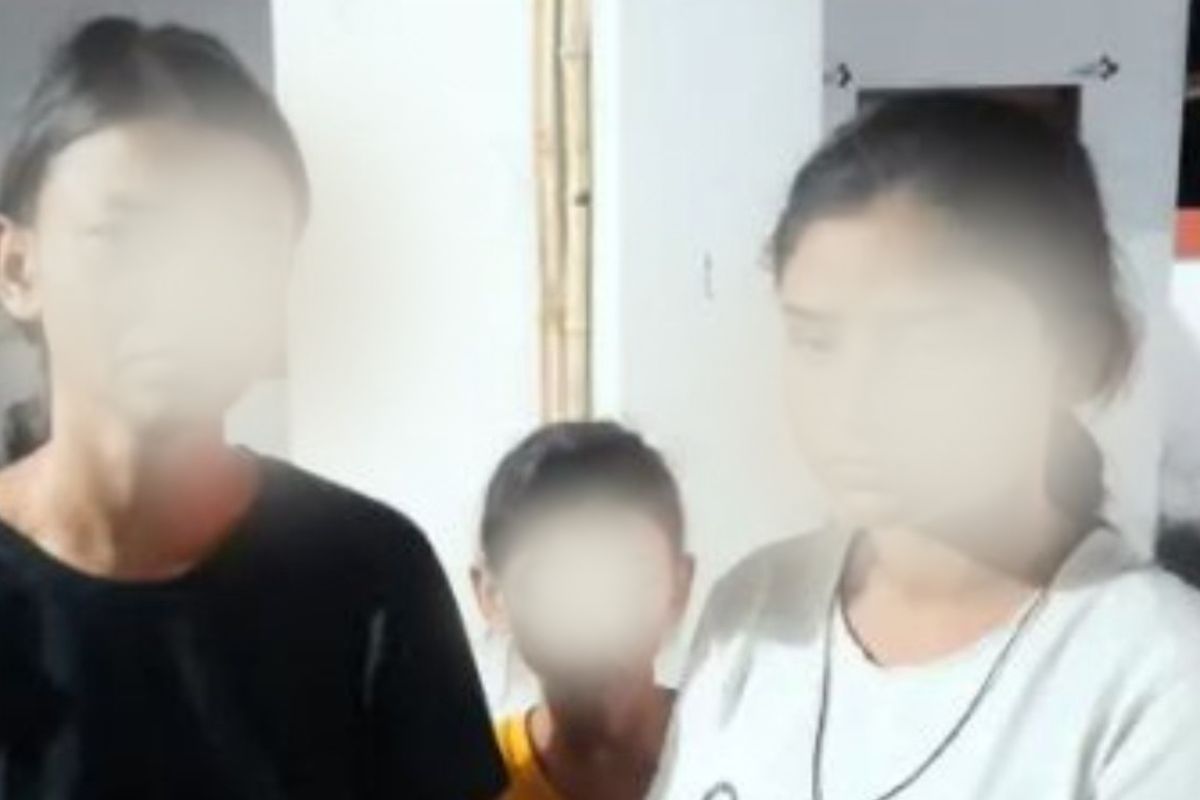 देवरिया हत्याकांड: प्रेमचंद यादव की बेटी रोते हुए बोली-हमें टार्चर किया ... देवरिया हत्याकांड: प्रेमचंद यादव की बेटी रोते हुए बोली-हमें टार्चर किया ...
