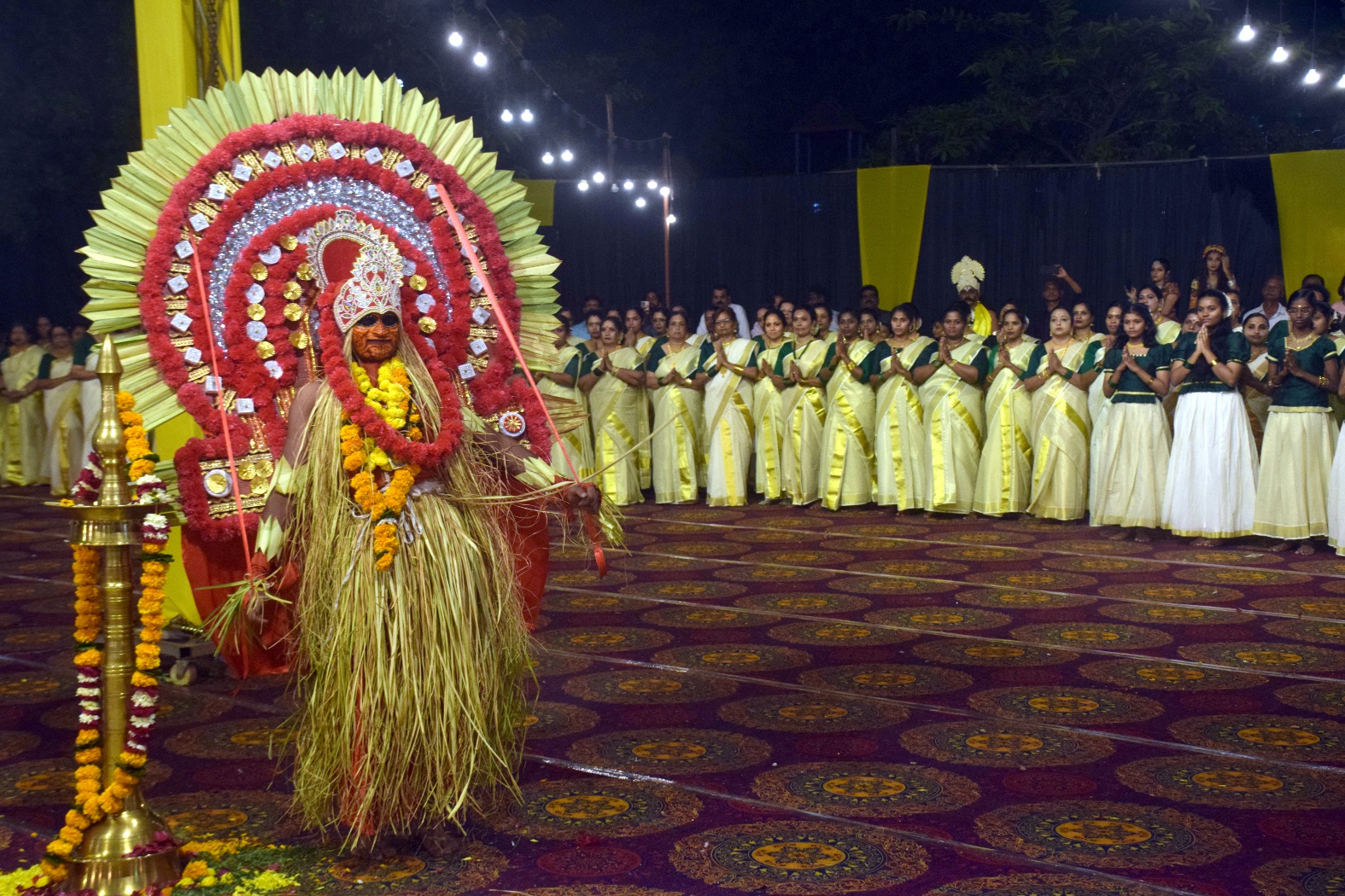 कांतारा के देव को लाइव देख रोमांचित हुआ जनसमूह, पत्रिका डांडिया महोत्सव ...
