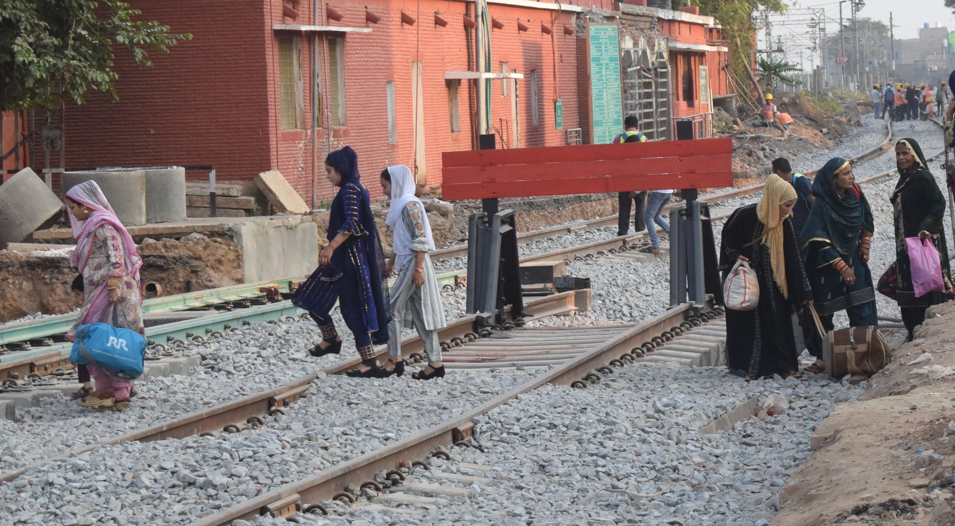 रेलवे स्टेशन एफओबी अधूरा, पटरियों के बीच से निकल रहे यात्री | Railway ...